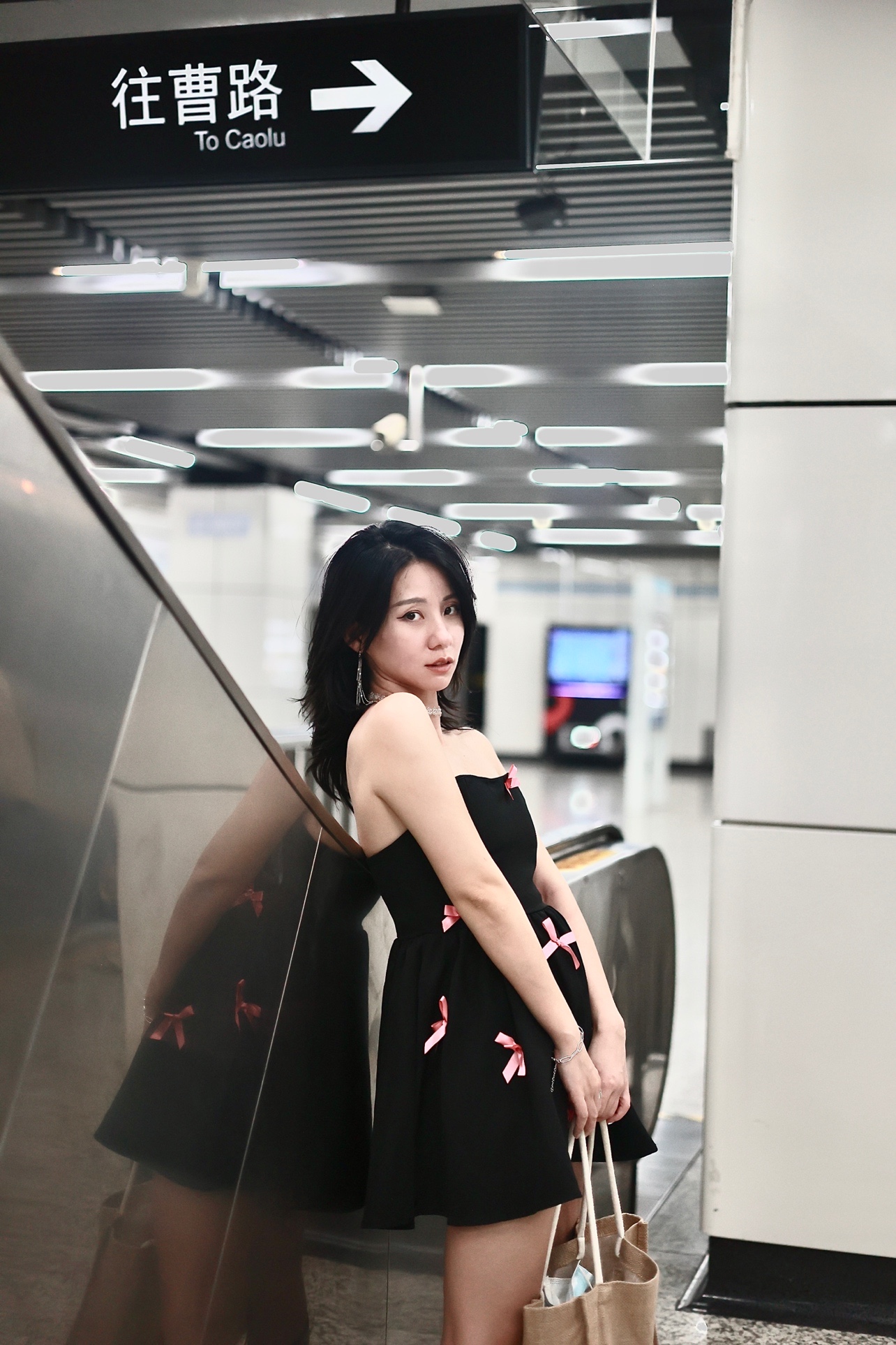 坐地铁也有好好防护啊拍照五分钟ootd：黑色蝴蝶结连衣裙yy-美图社区-美图秀秀